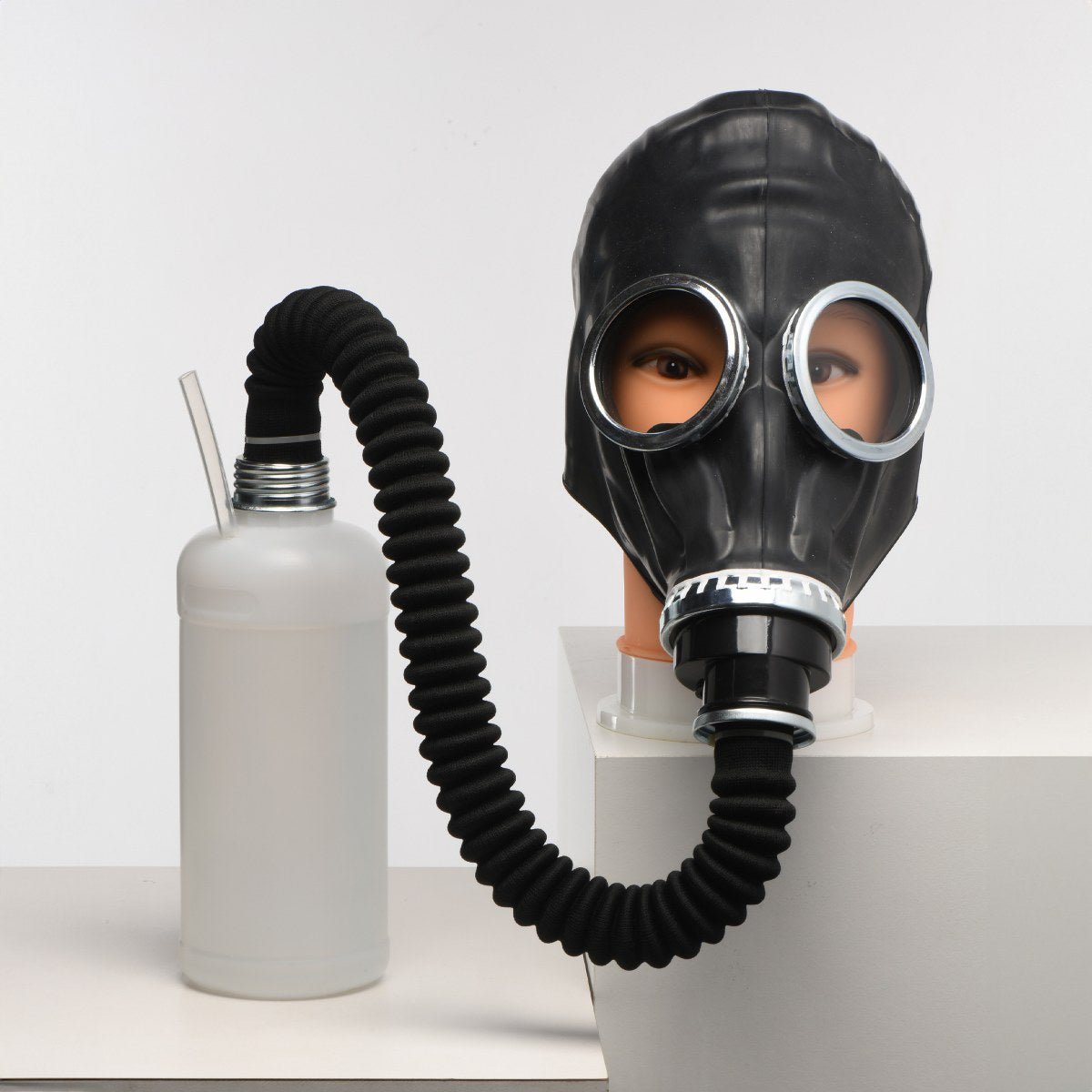 BDSM Gasmasker Rubber met Slang en Fles €89 | Ademhaling Restrictie ...